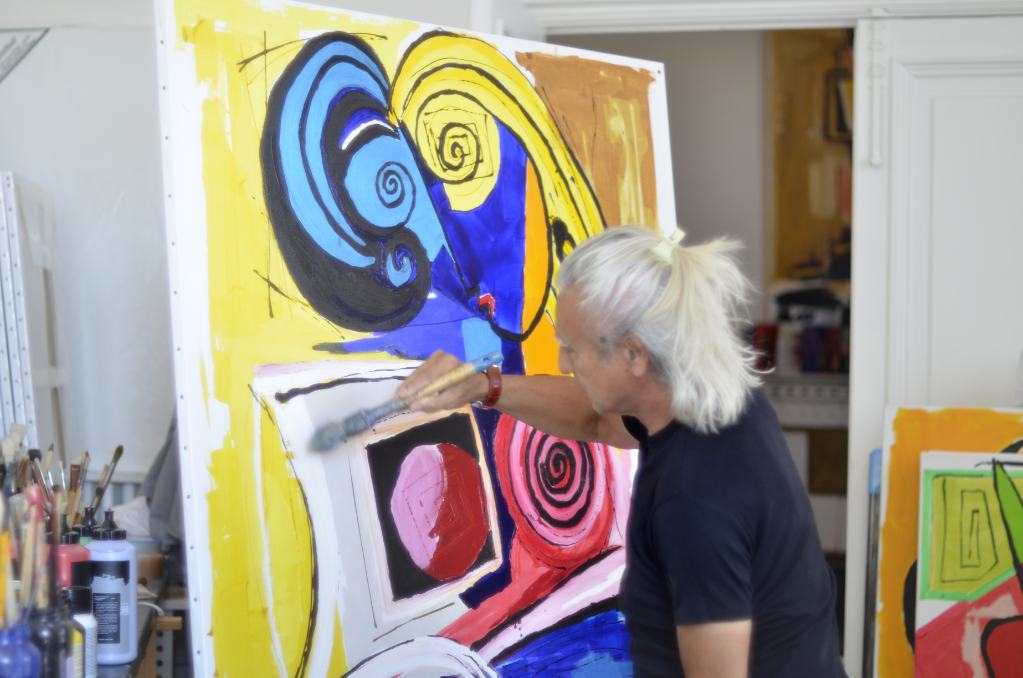 Colomina esquisse parfois quelques œuvres selon ses expériences